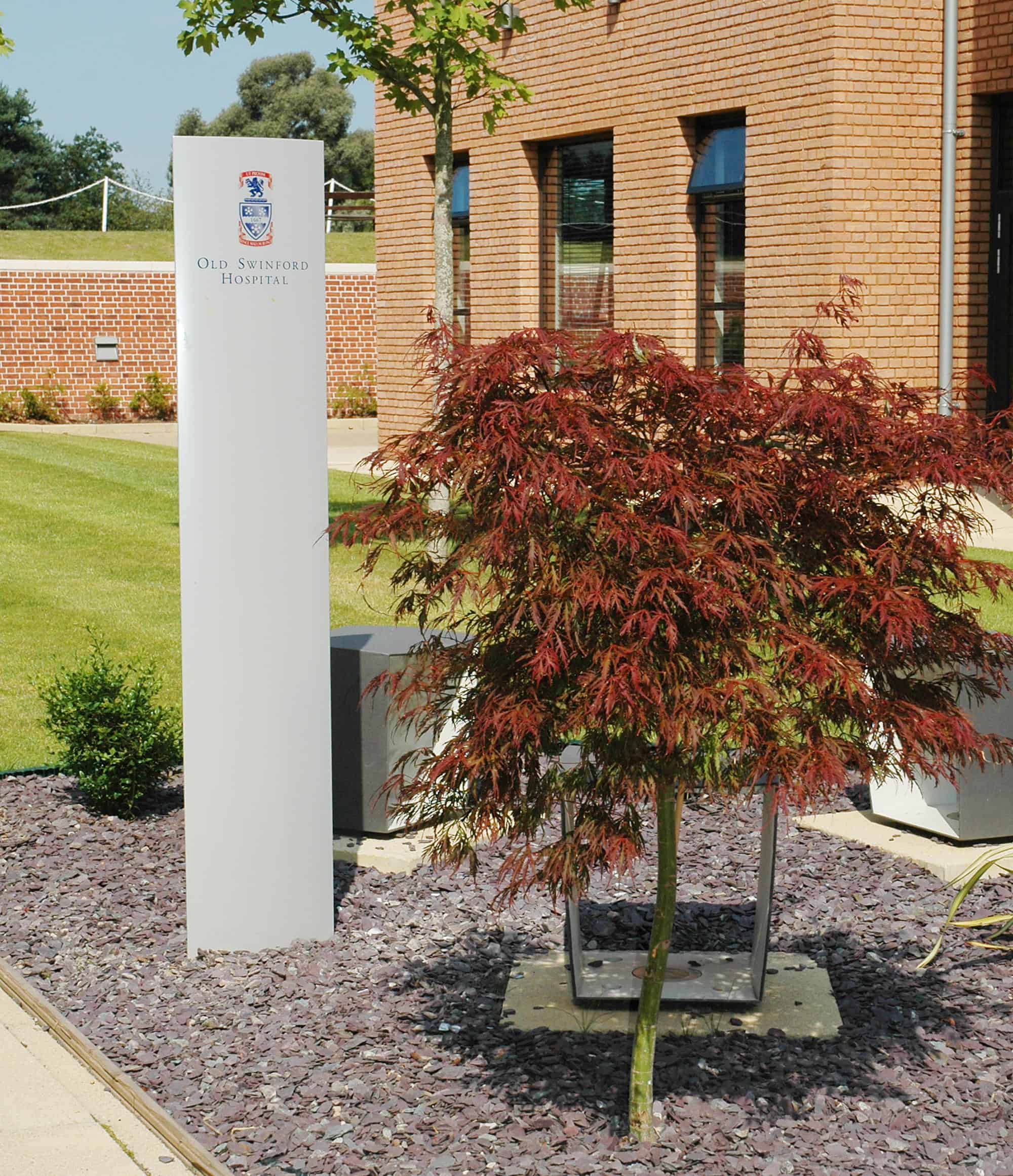 Info Curve Mini Totem Sign – BHMA